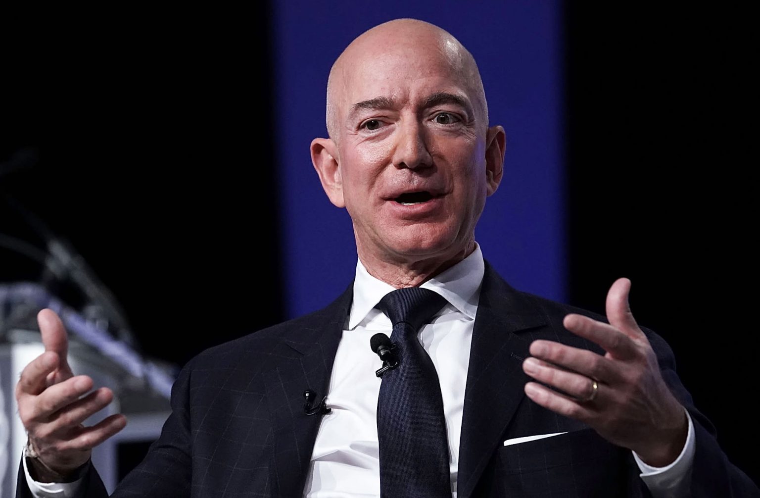 Jeff Bezos îl contrazice pe primarul orașului New York