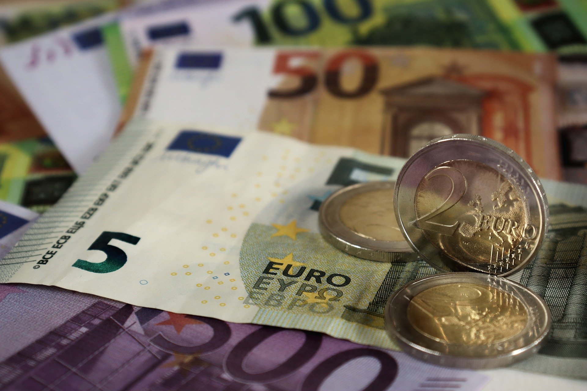 Moneda națională dispare și va fi înlocuită cu euro din 2026 ...