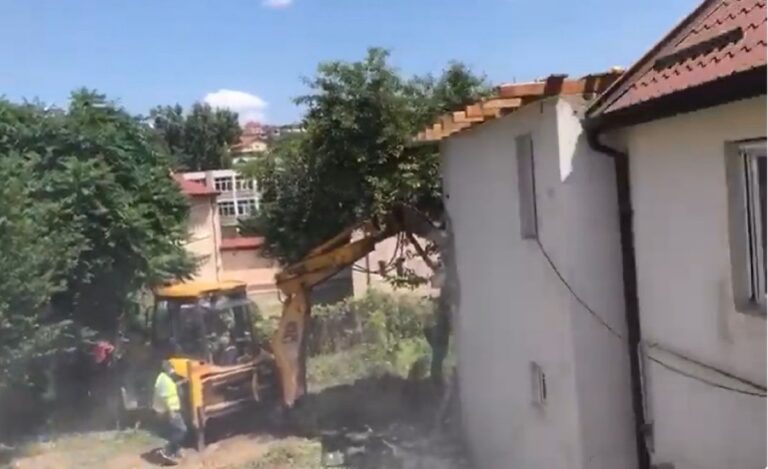 Extinderea unei case fără autorizație poate duce la demolare